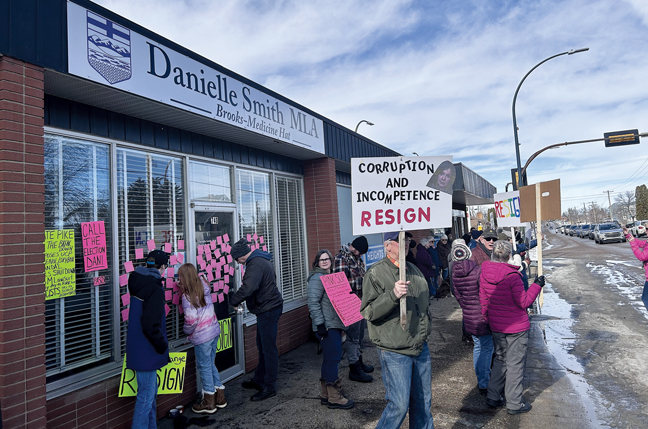 Hatters take part in province-wide protest, seek Smith's resignation ...
